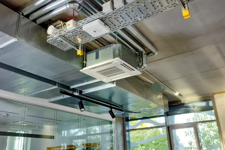 HVRF-System mit Flusswasser als Energiequelle | Mitsubishi Electric